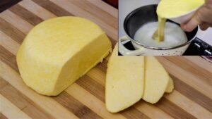 Verser les œufs dans le lait bouillant et faire du fromage maison SANS ...